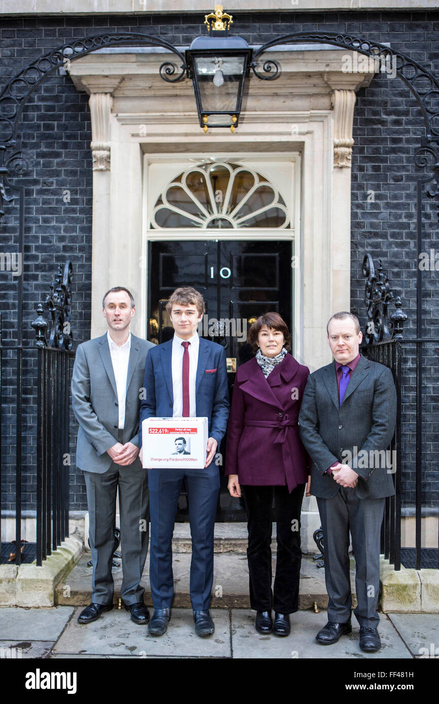 The family of WWII codebreaker Alan Turing deliver Change.org petition ...