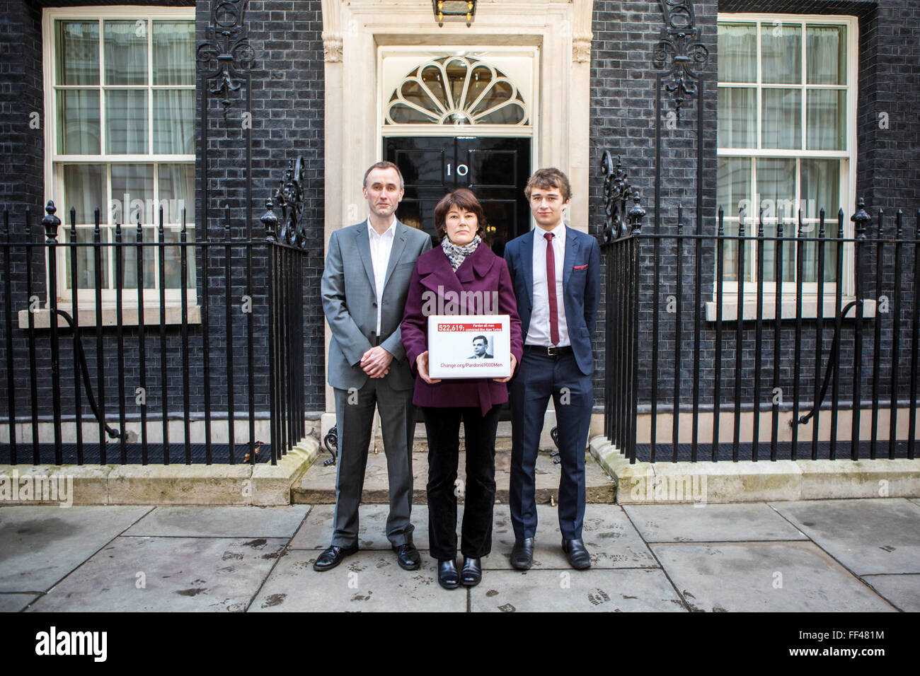 The family of WWII codebreaker Alan Turing deliver Change.org petition ...