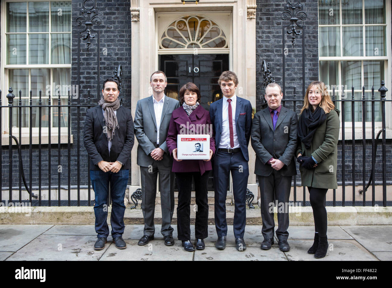 The family of WWII codebreaker Alan Turing deliver Change.org petition ...