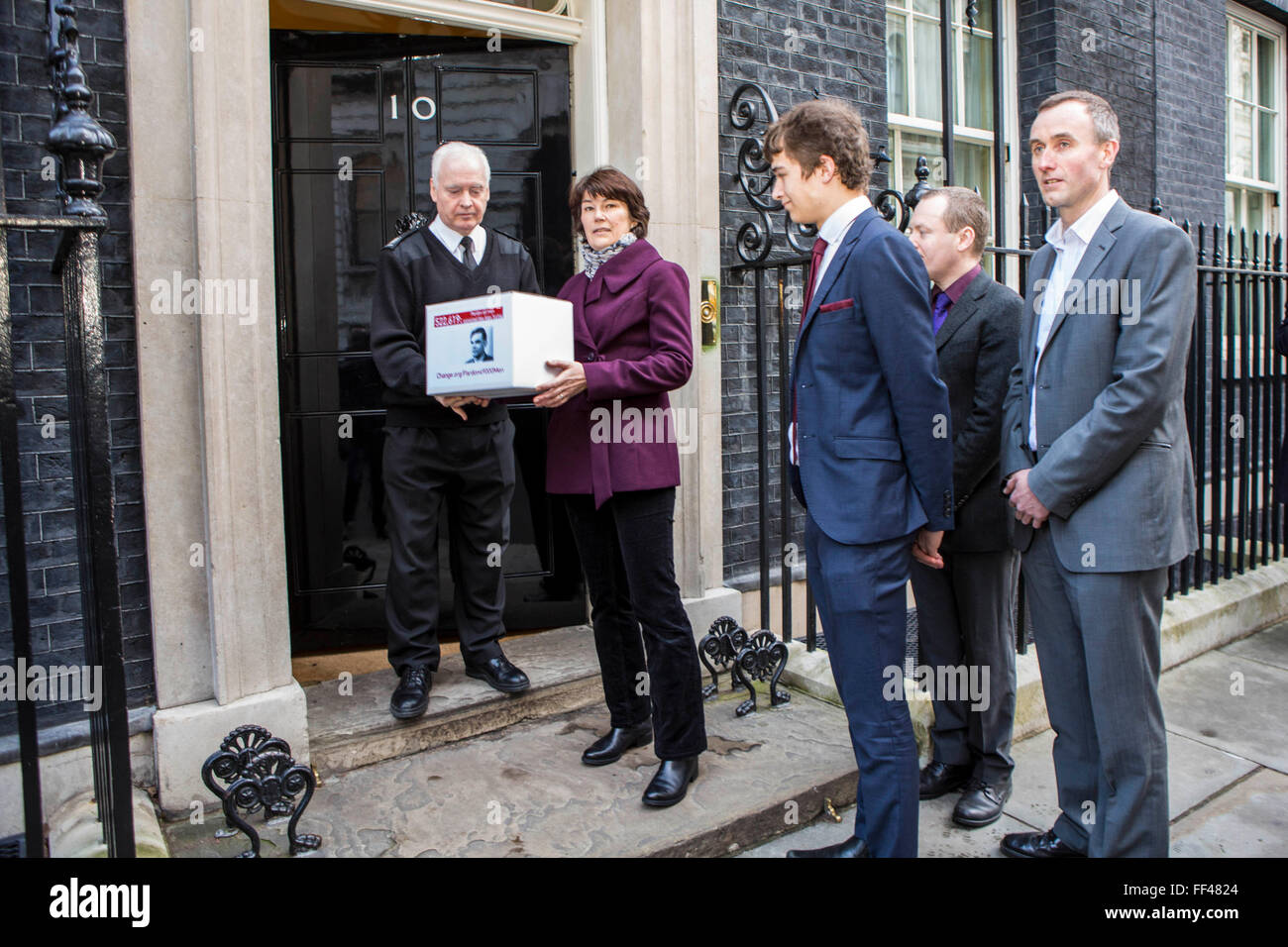 The family of WWII codebreaker Alan Turing deliver Change.org petition ...