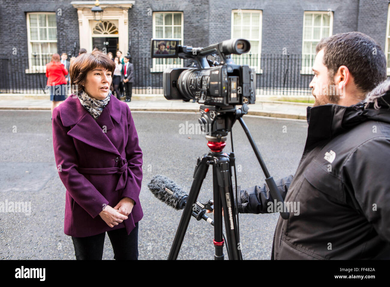 The family of WWII codebreaker Alan Turing deliver Change.org petition ...
