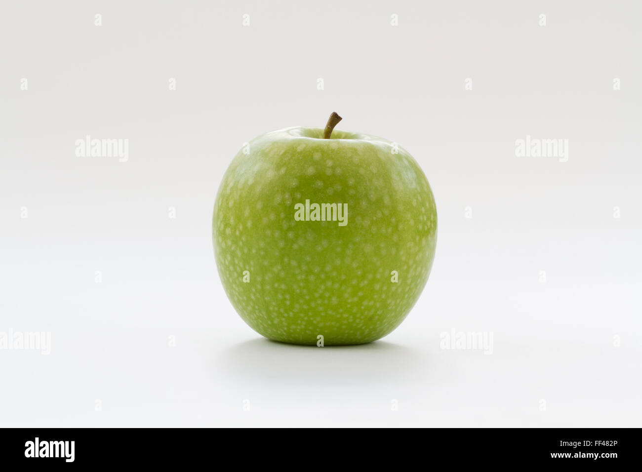 A fresh, green apple on an isolated white background Stock Photo - Alamy
