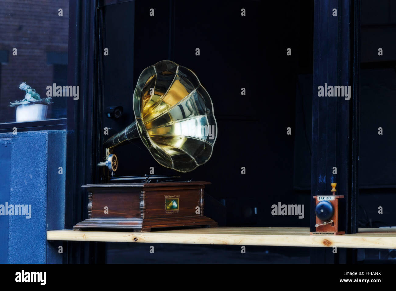 Bar window hi-res stock photography and images - Alamy