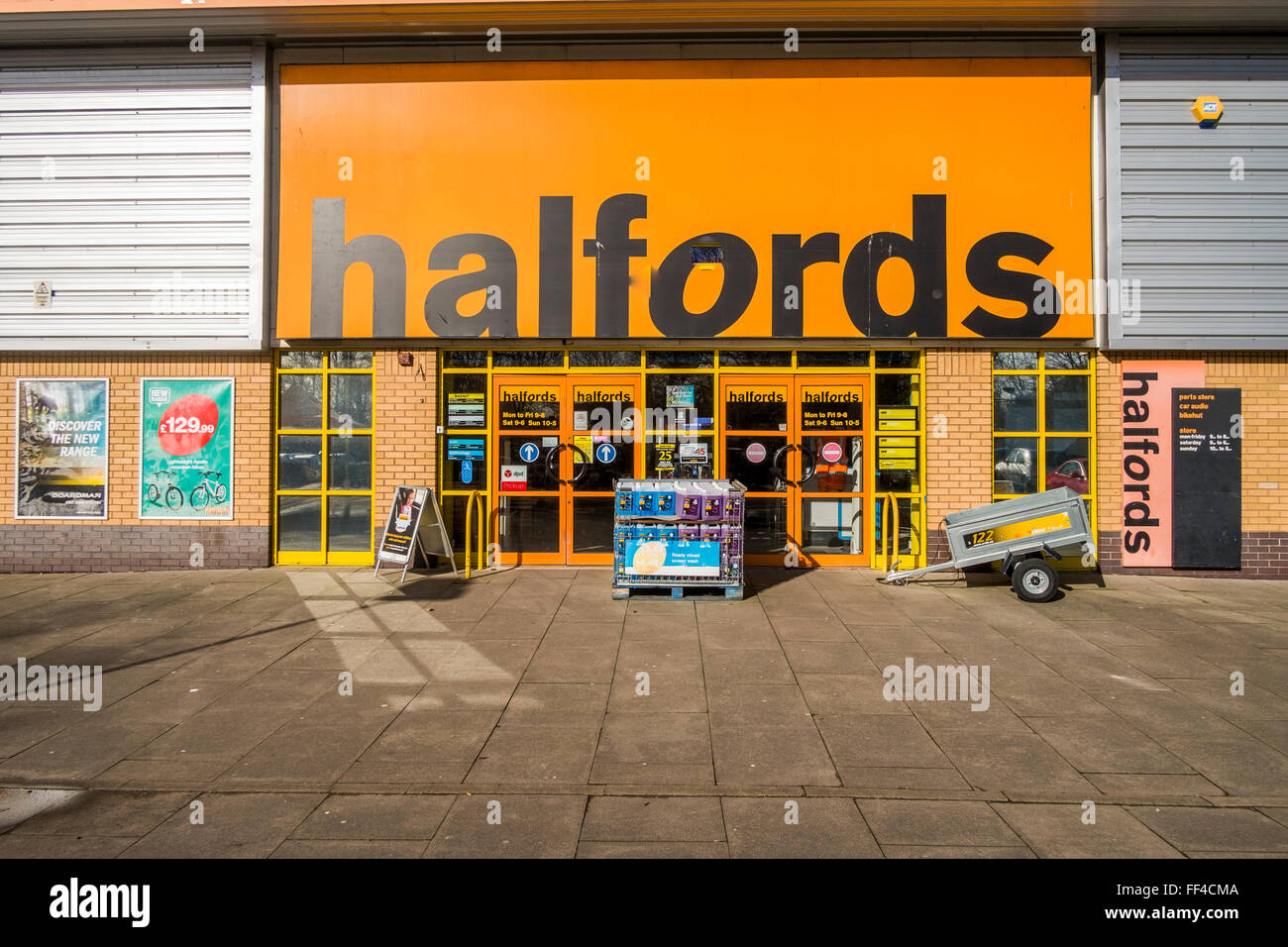 Halfords store front hi-res stock photography and images - Alamy