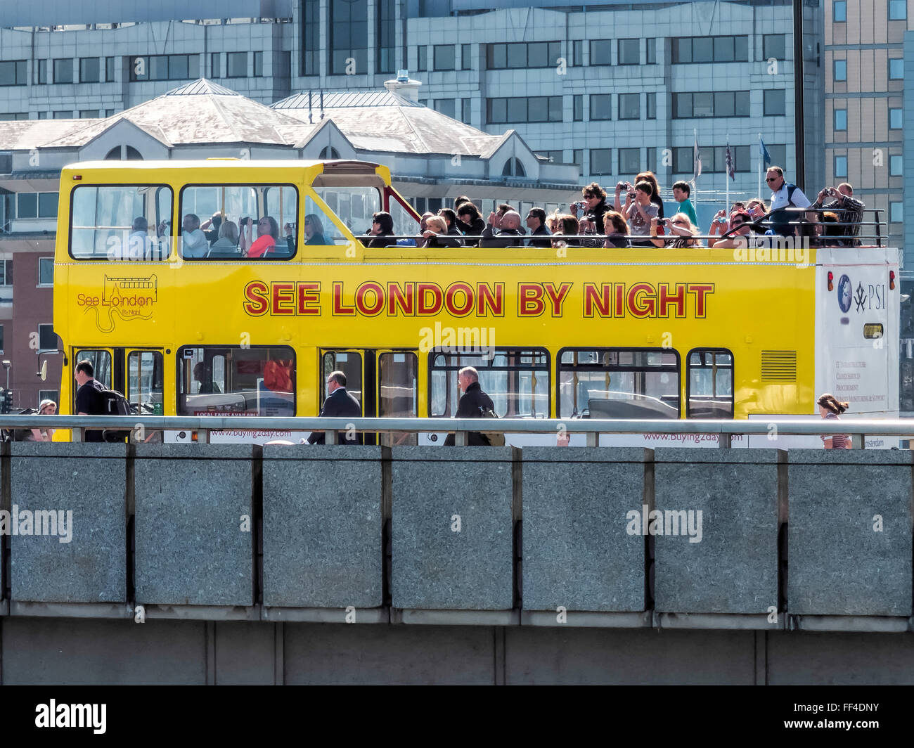 Tourist bus on London Bridge Stock Photo - Alamy
