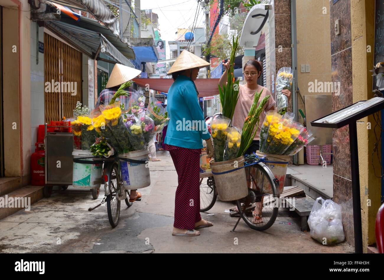 Women selling flowers hi-res stock photography and images - Alamy