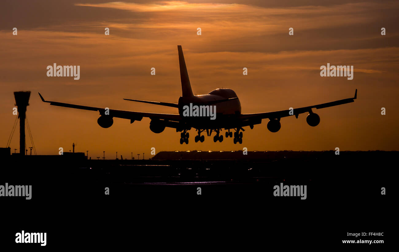Aircraft with sunset hi-res stock photography and images - Alamy