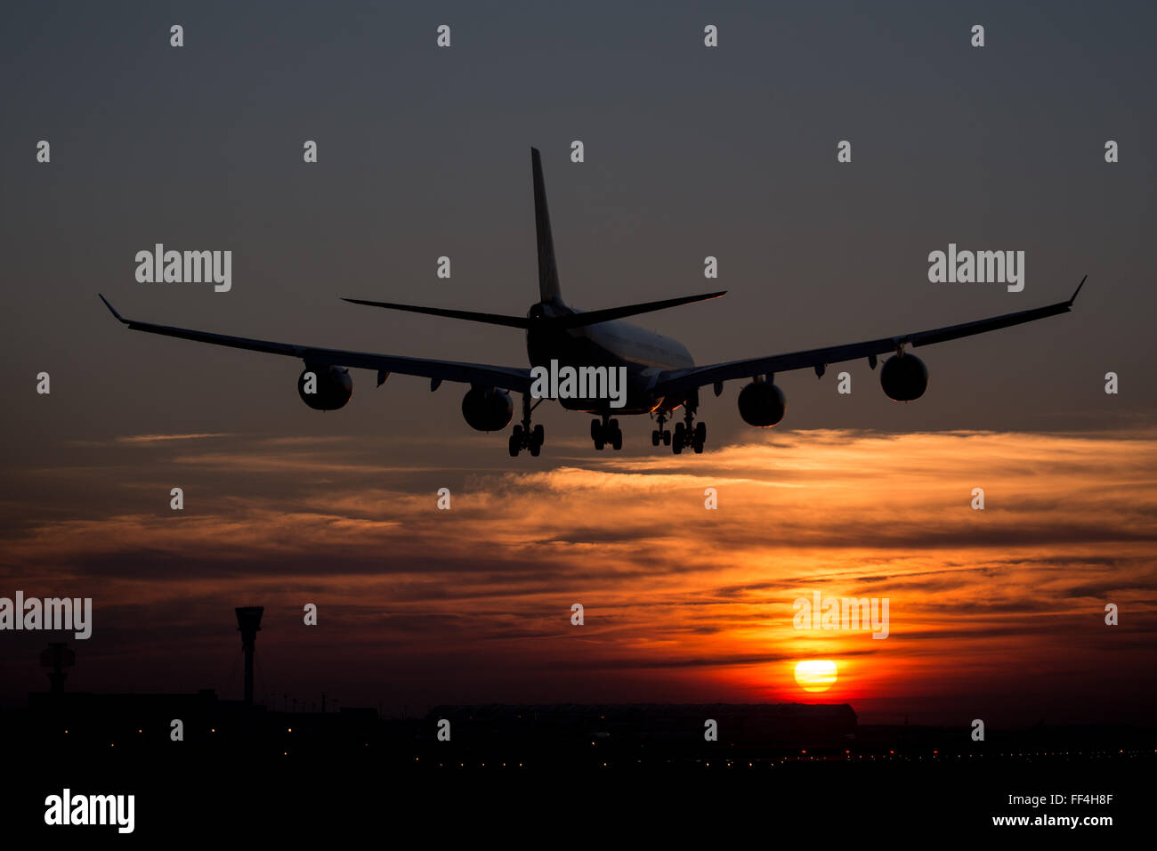 Aircraft with sunset hi-res stock photography and images - Alamy