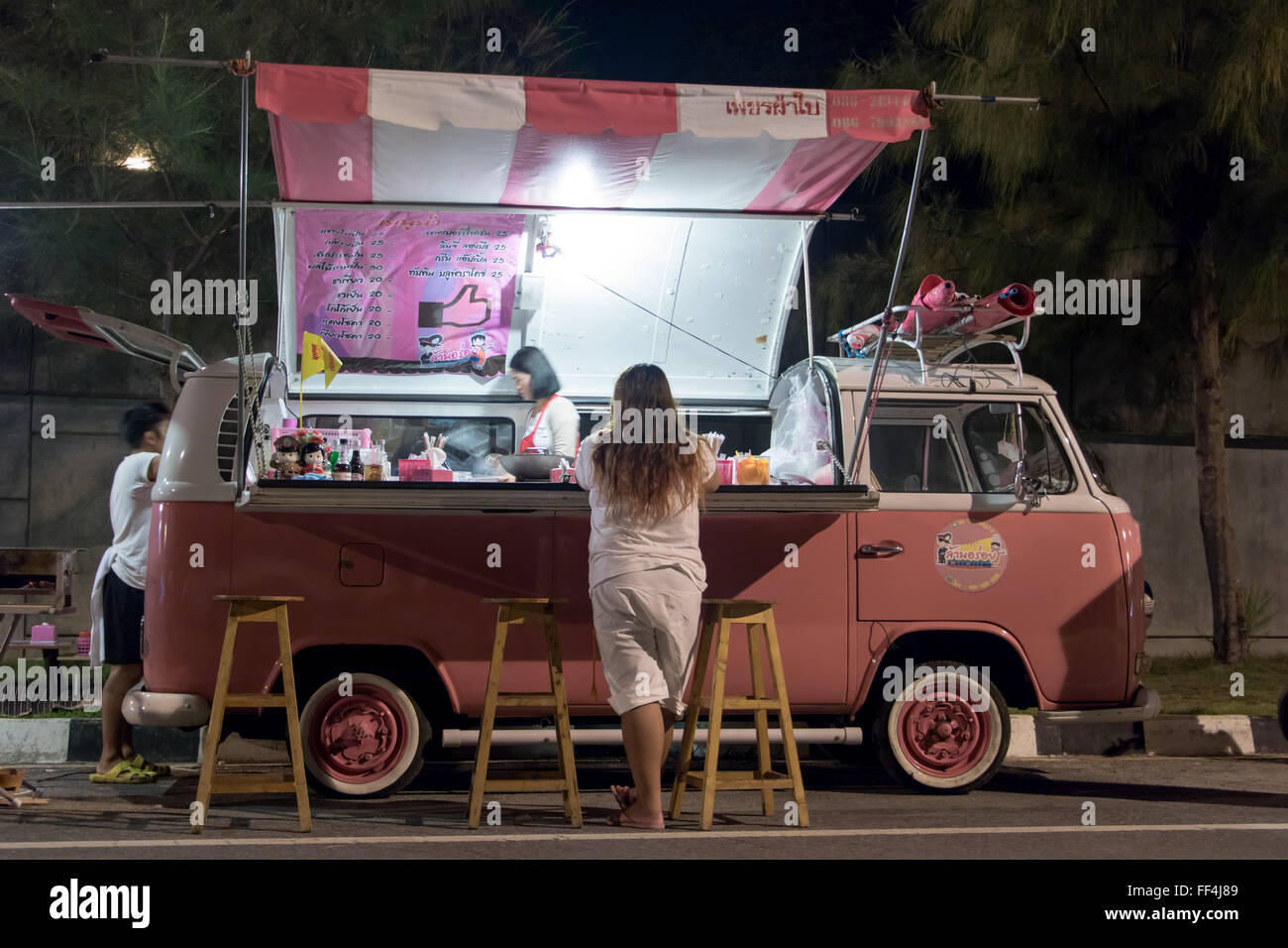 Night fast food kiosk hi-res stock photography and images - Alamy