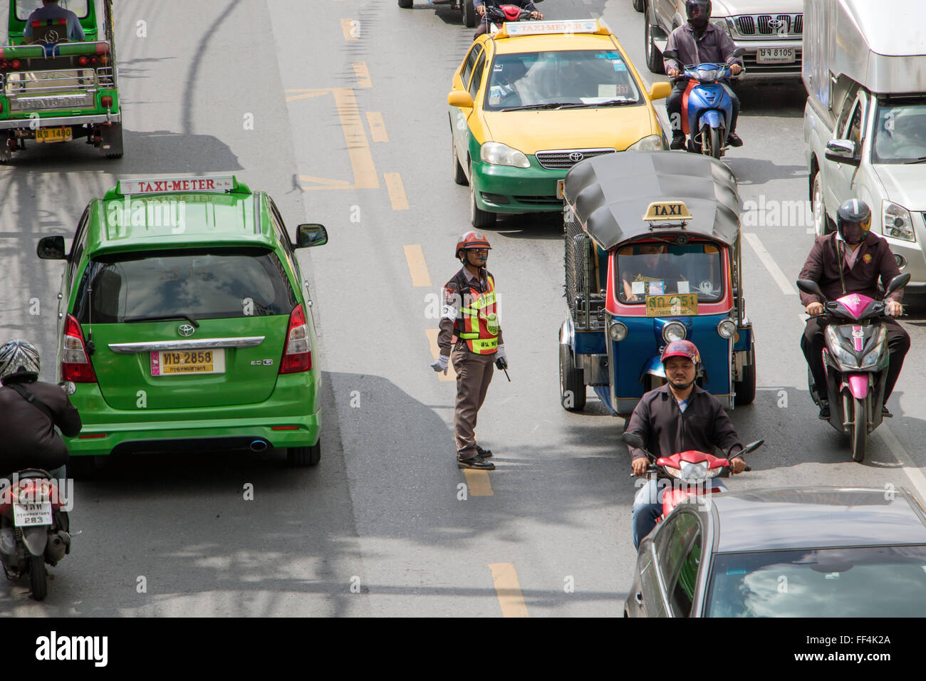 traffic cop directing traffic on the road Stock Photo - Alamy