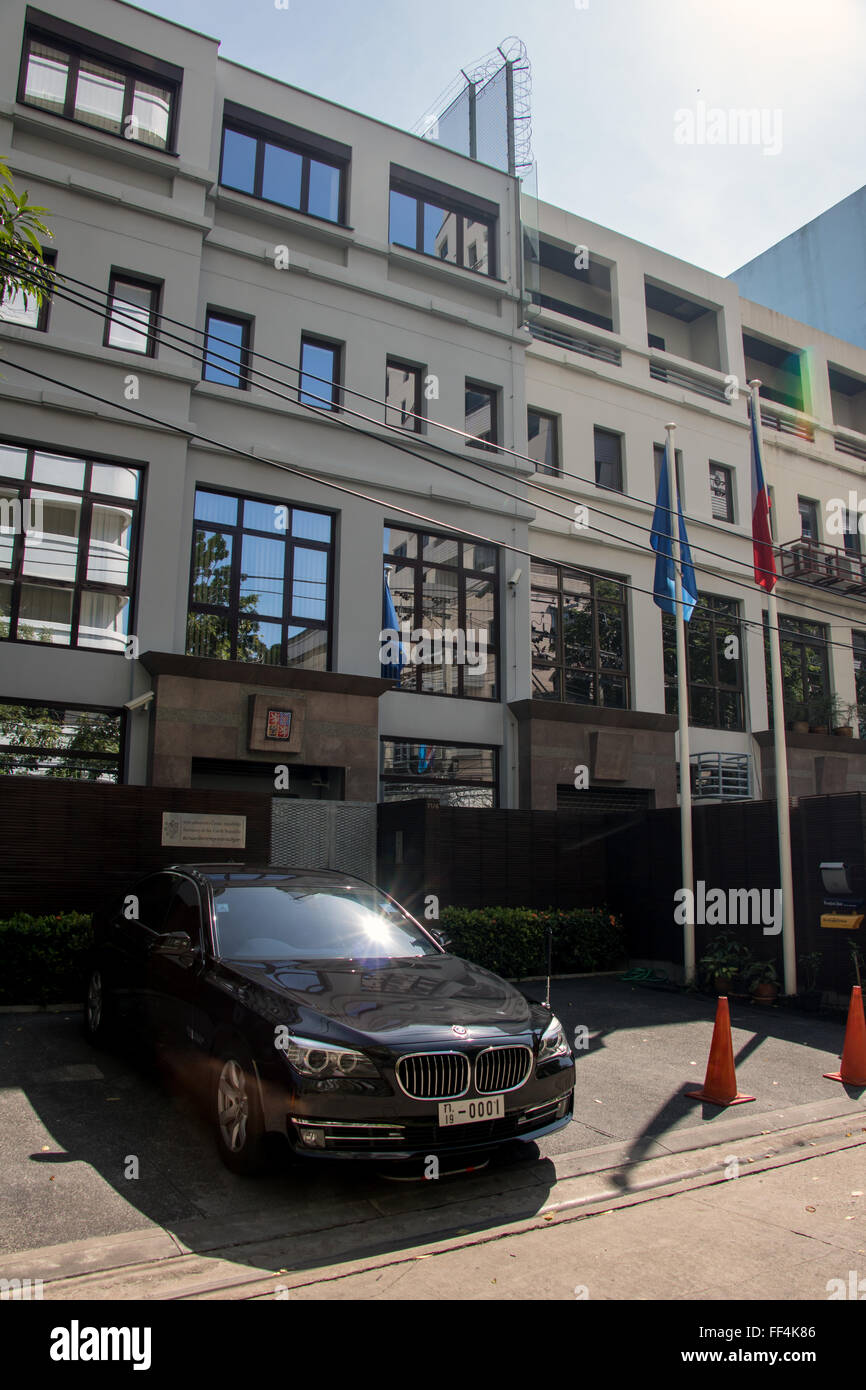 luxury car parked in front of the Embassy of Czech Republic Stock Photo ...