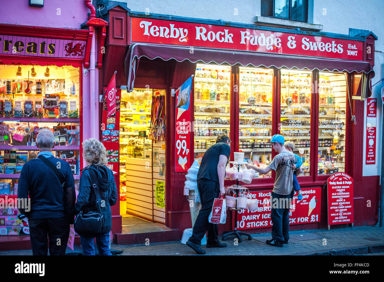 Tenby shop hi-res stock photography and images - Alamy