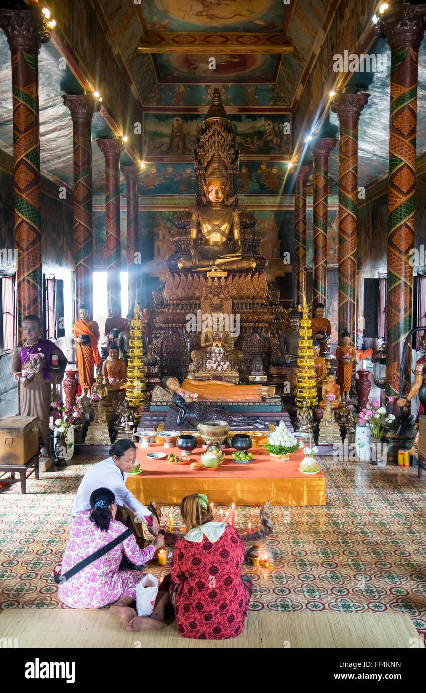 Buddhist monastery Wat Phnom Stock Photo - Alamy