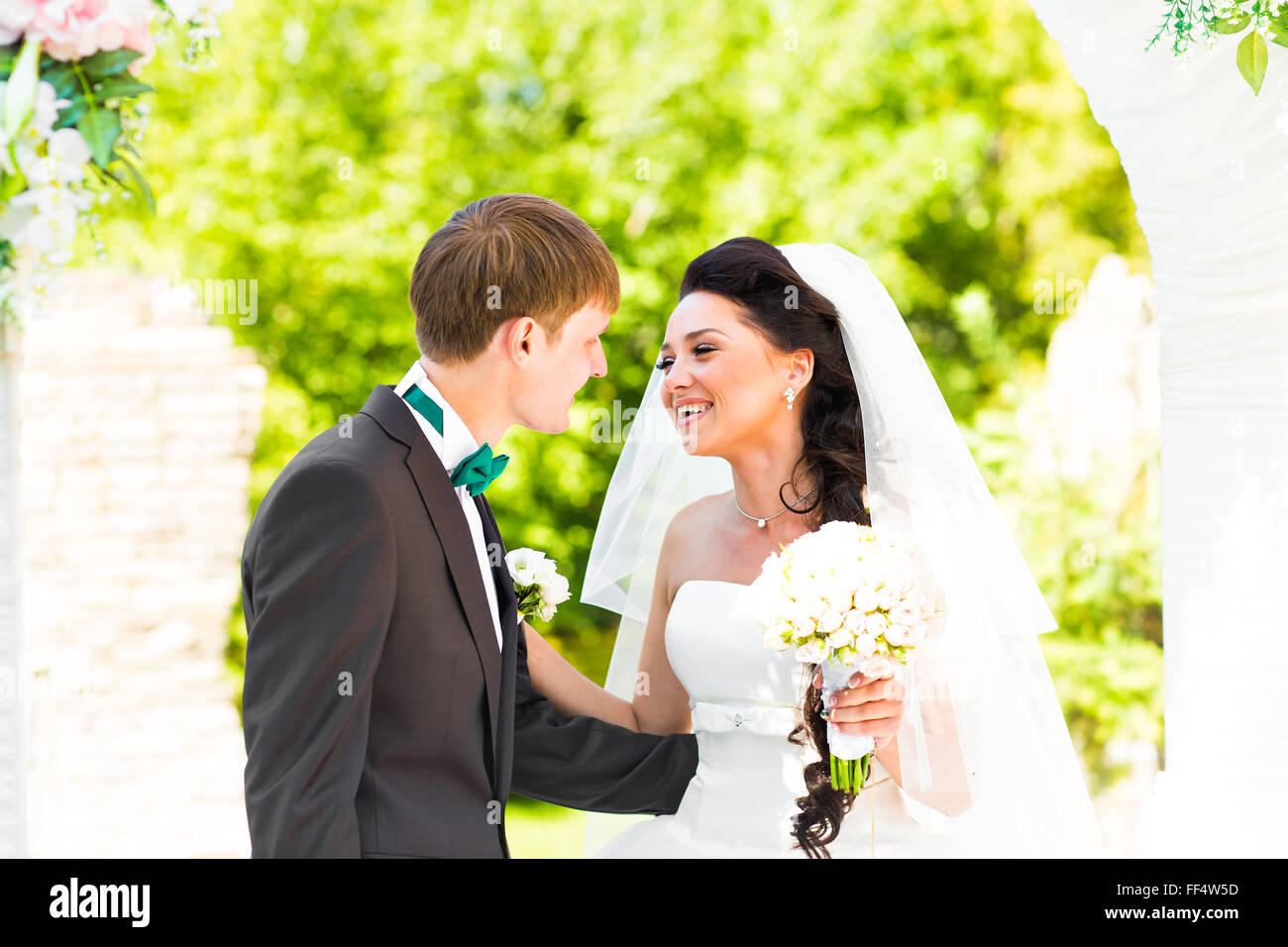 Couple Getting Married at an Outdoor Wedding Ceremony Stock Photo - Alamy