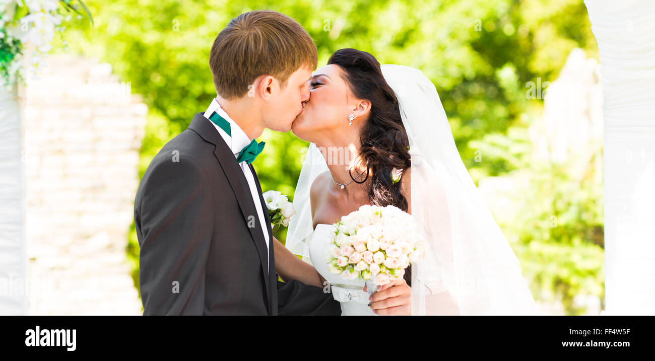 Couple Getting Married at an Outdoor Wedding Ceremony Stock Photo - Alamy