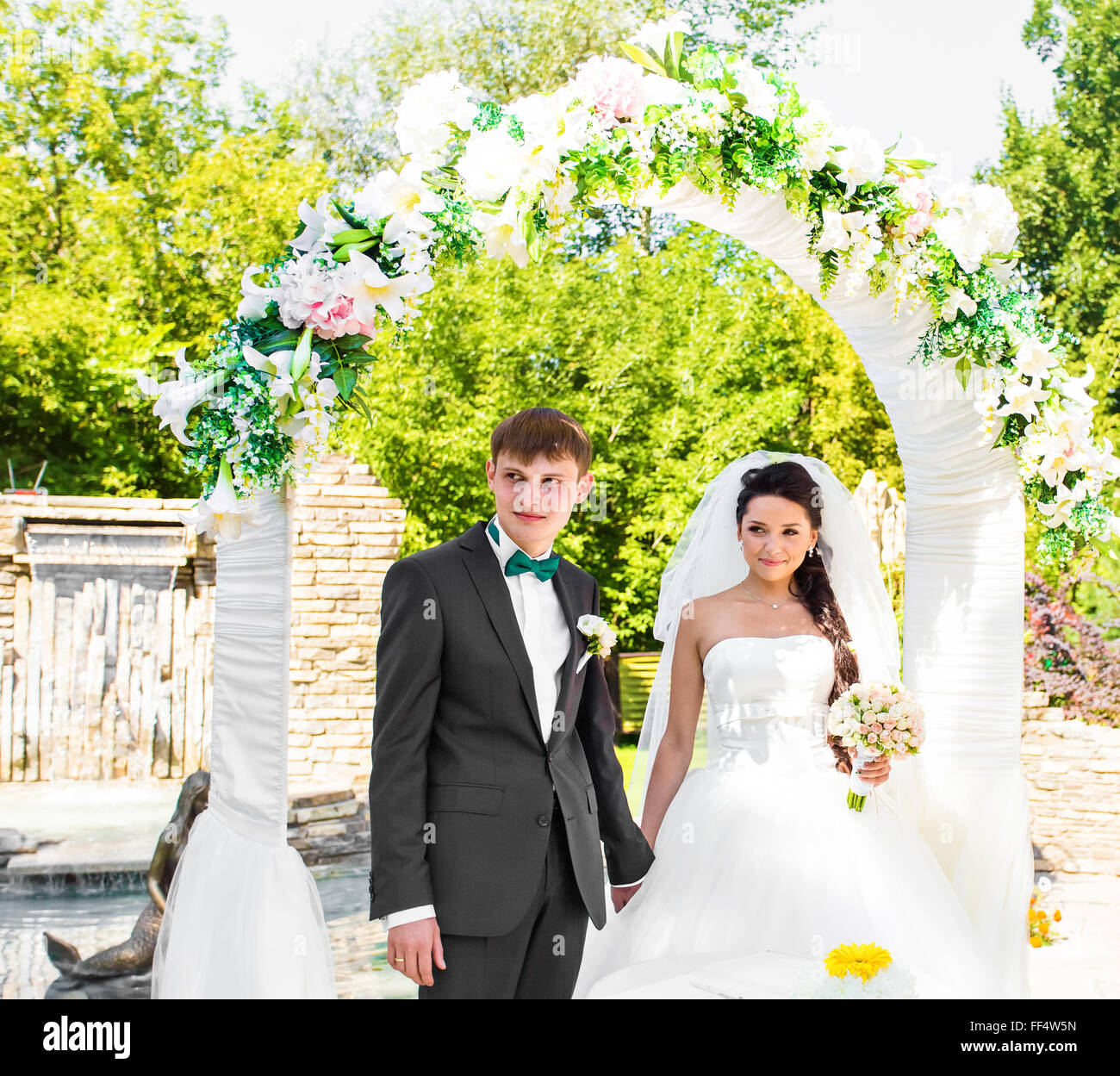 Couple Getting Married at an Outdoor Wedding Ceremony Stock Photo - Alamy