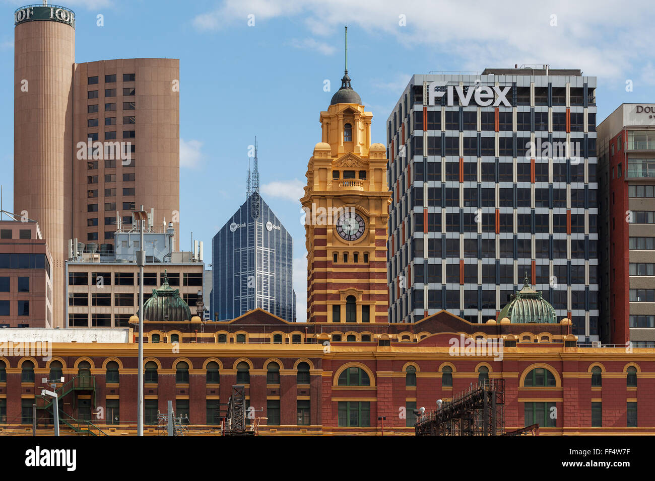 MELBOURNE - JAN 31 2016: Flinders street station clock tower and office ...