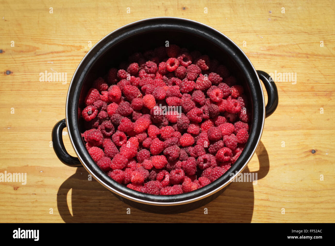 Plank bowl hi-res stock photography and images - Alamy