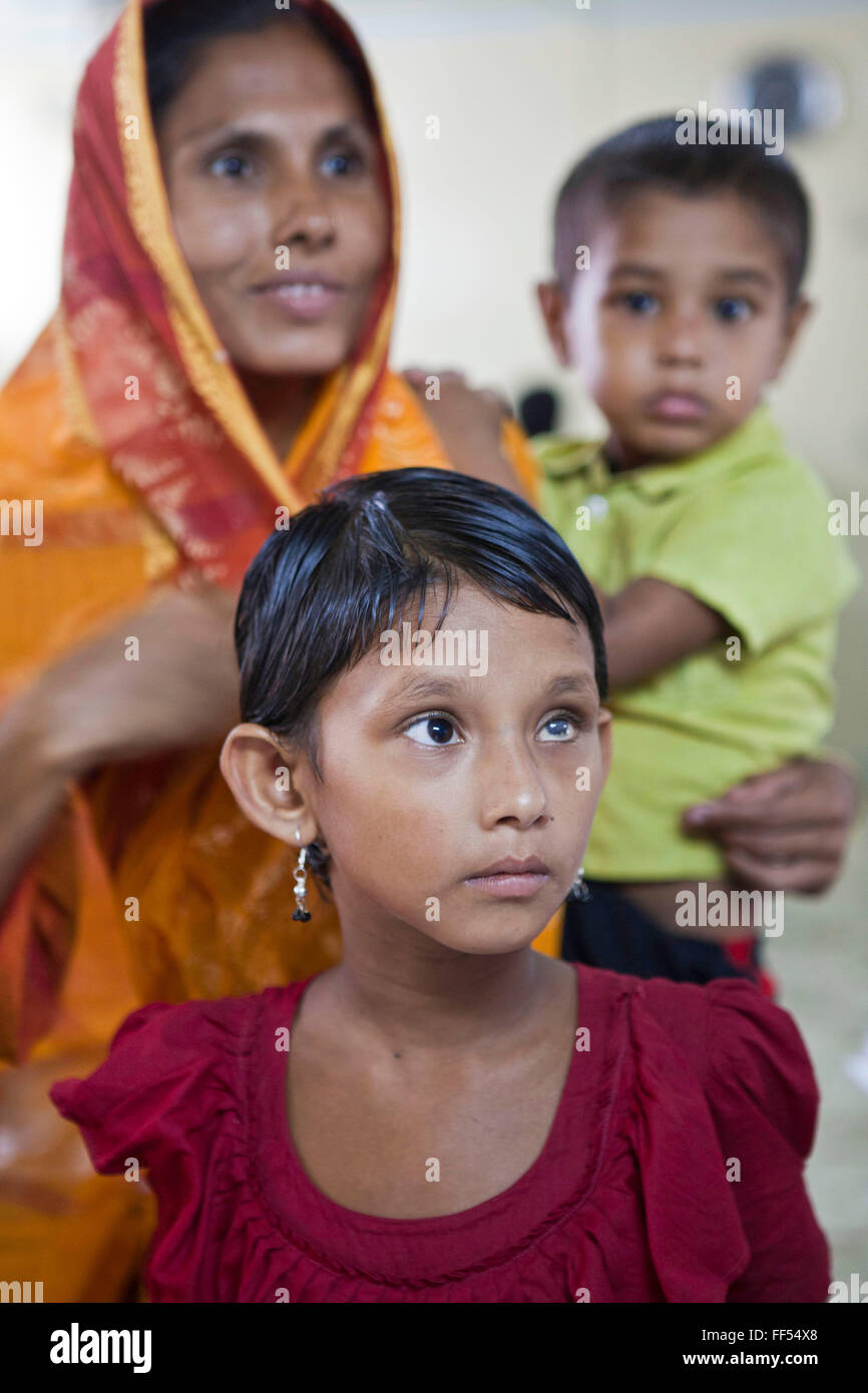 A young girl with an eye problem and her family visit the IFB Jibon ...