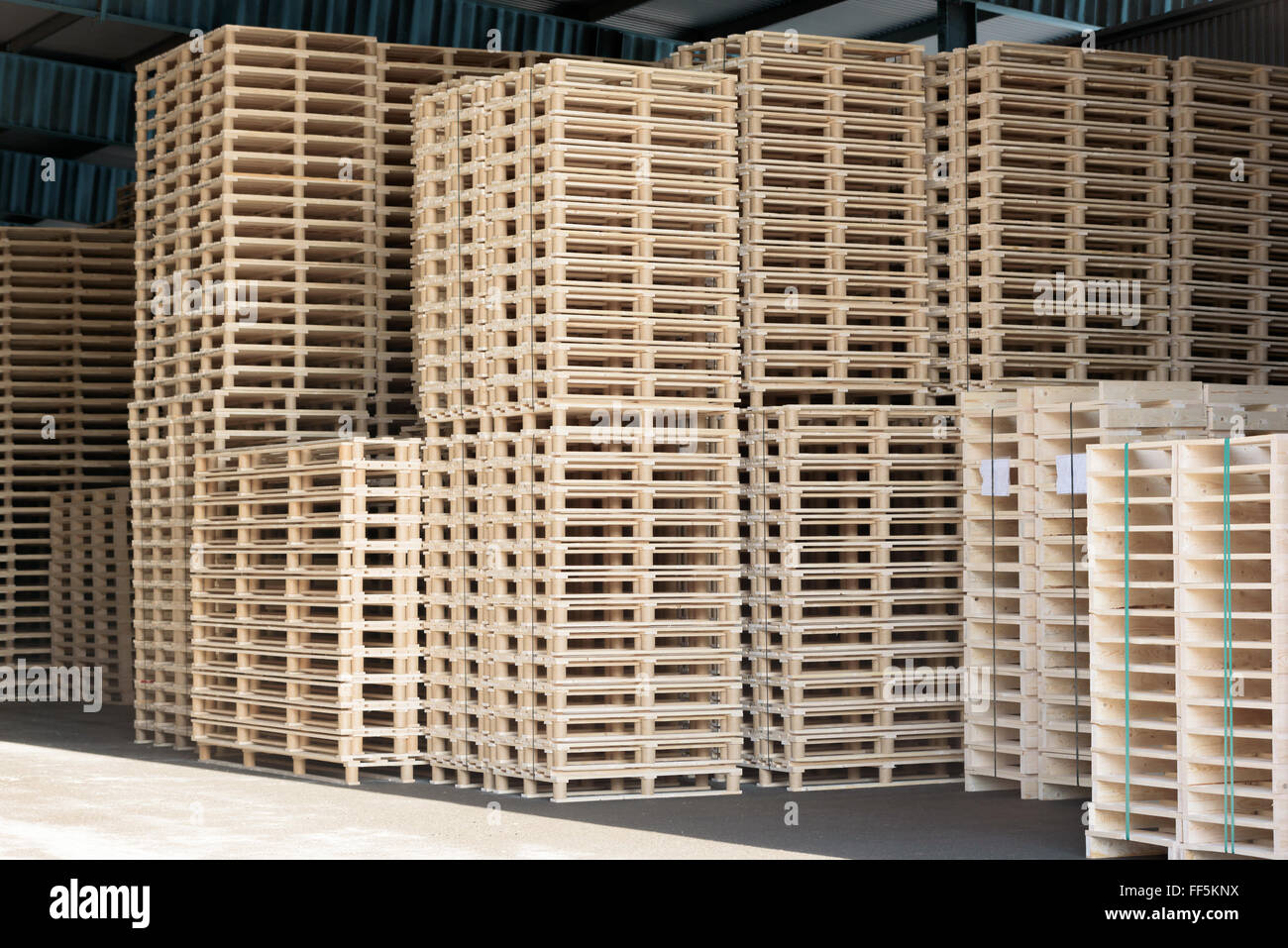 Pallet storage hi-res stock photography and images - Alamy