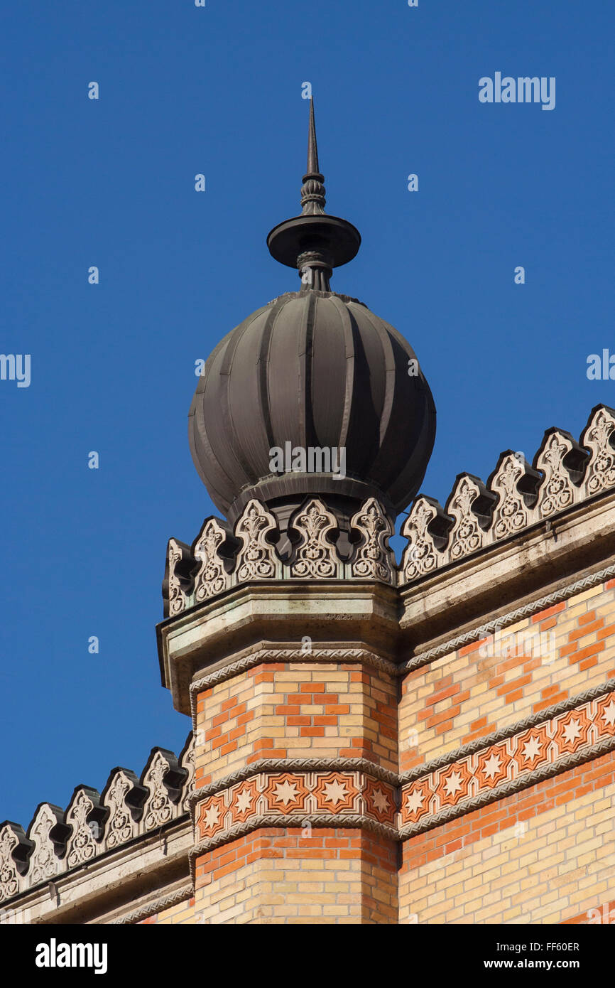 Onion dome synagogue hi-res stock photography and images - Alamy