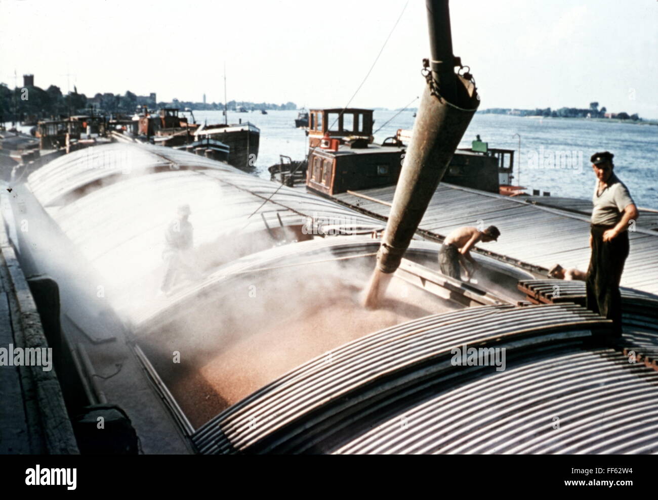 transport / transportation, navigation, harbour, loading of grain onto ...