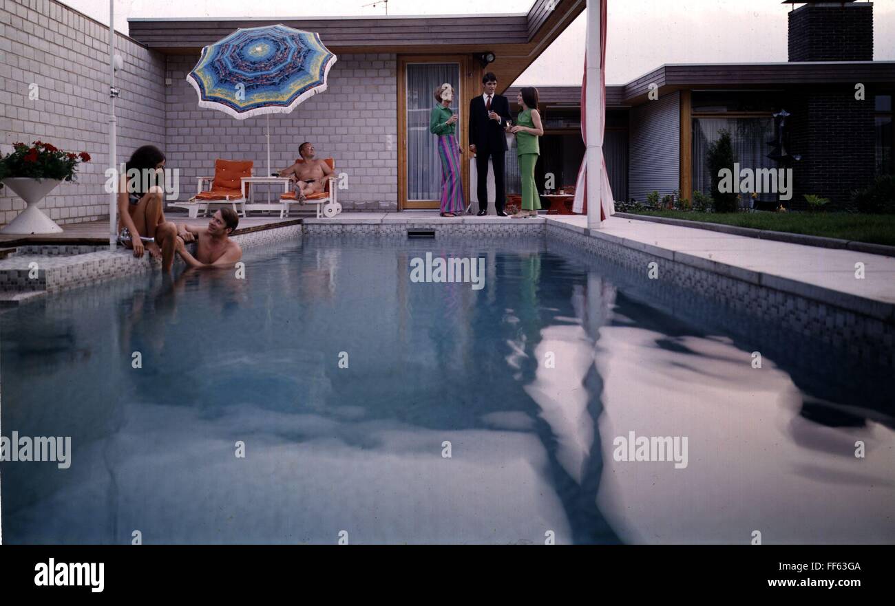 Pool party 1970s hi-res stock photography and images - Alamy