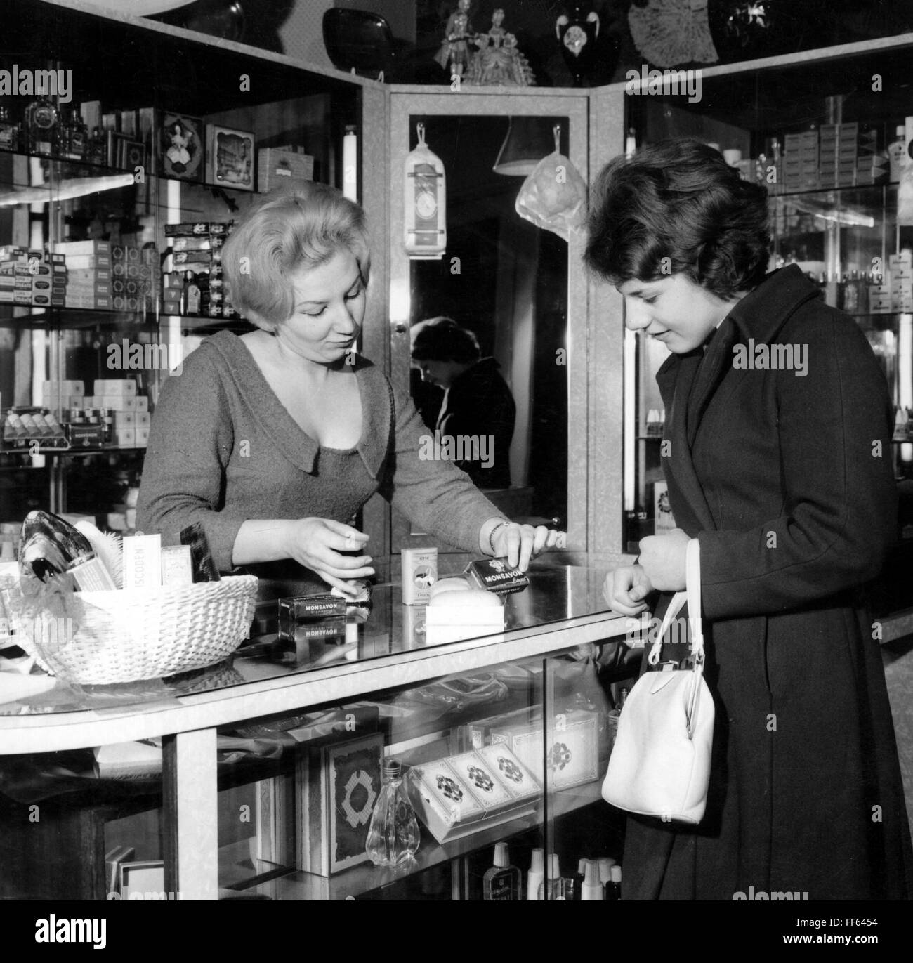 Corner shop 1950s hi-res stock photography and images - Alamy