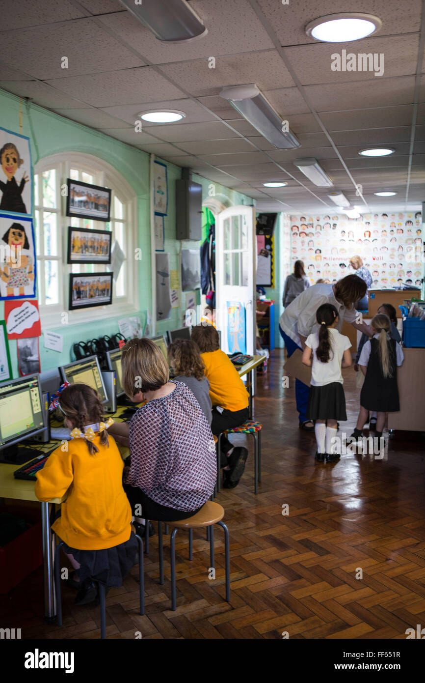 School children teacher computer uk hi-res stock photography and images ...