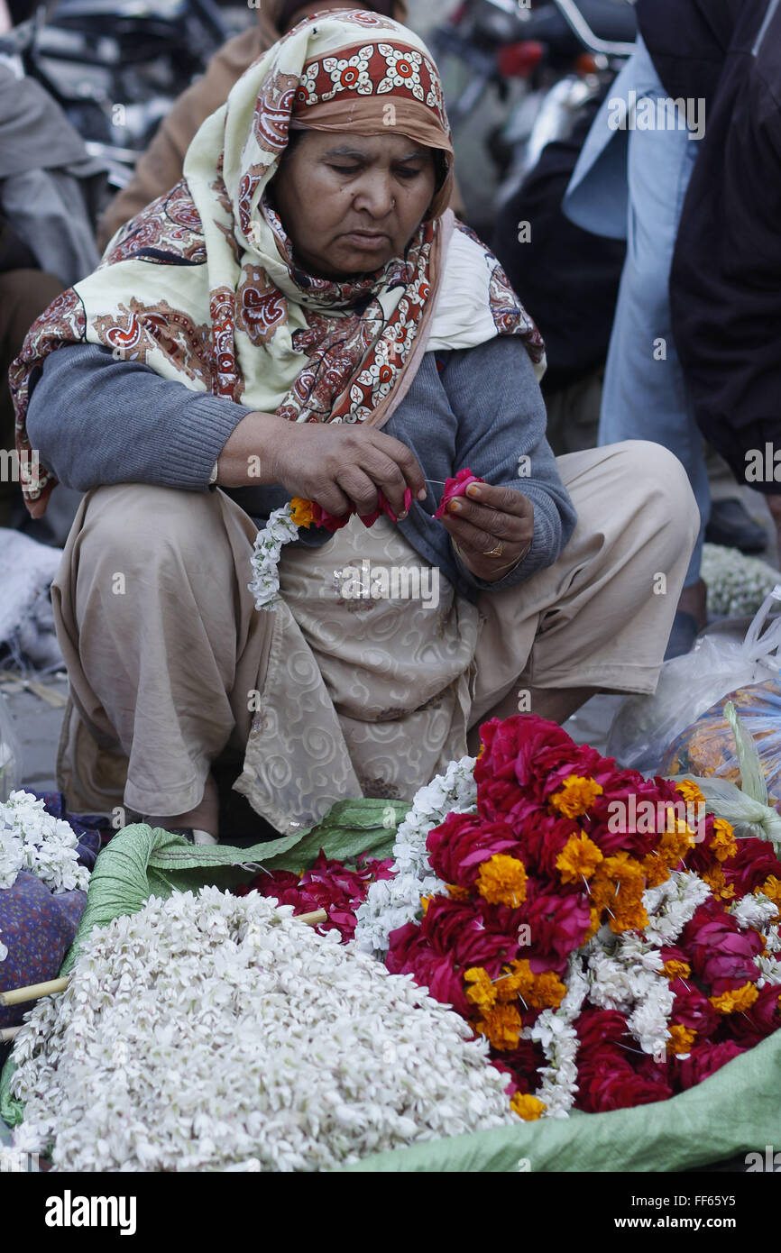 Lahore, Pakistan. 11th Feb, 2016. Pakistani flower vendor display fresh ...