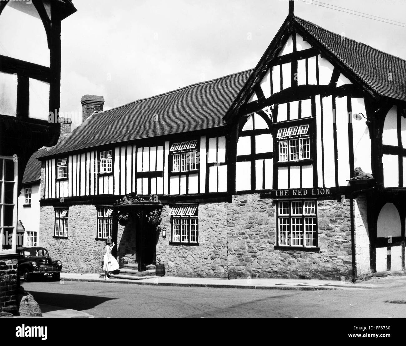 Tudor inn hi-res stock photography and images - Alamy