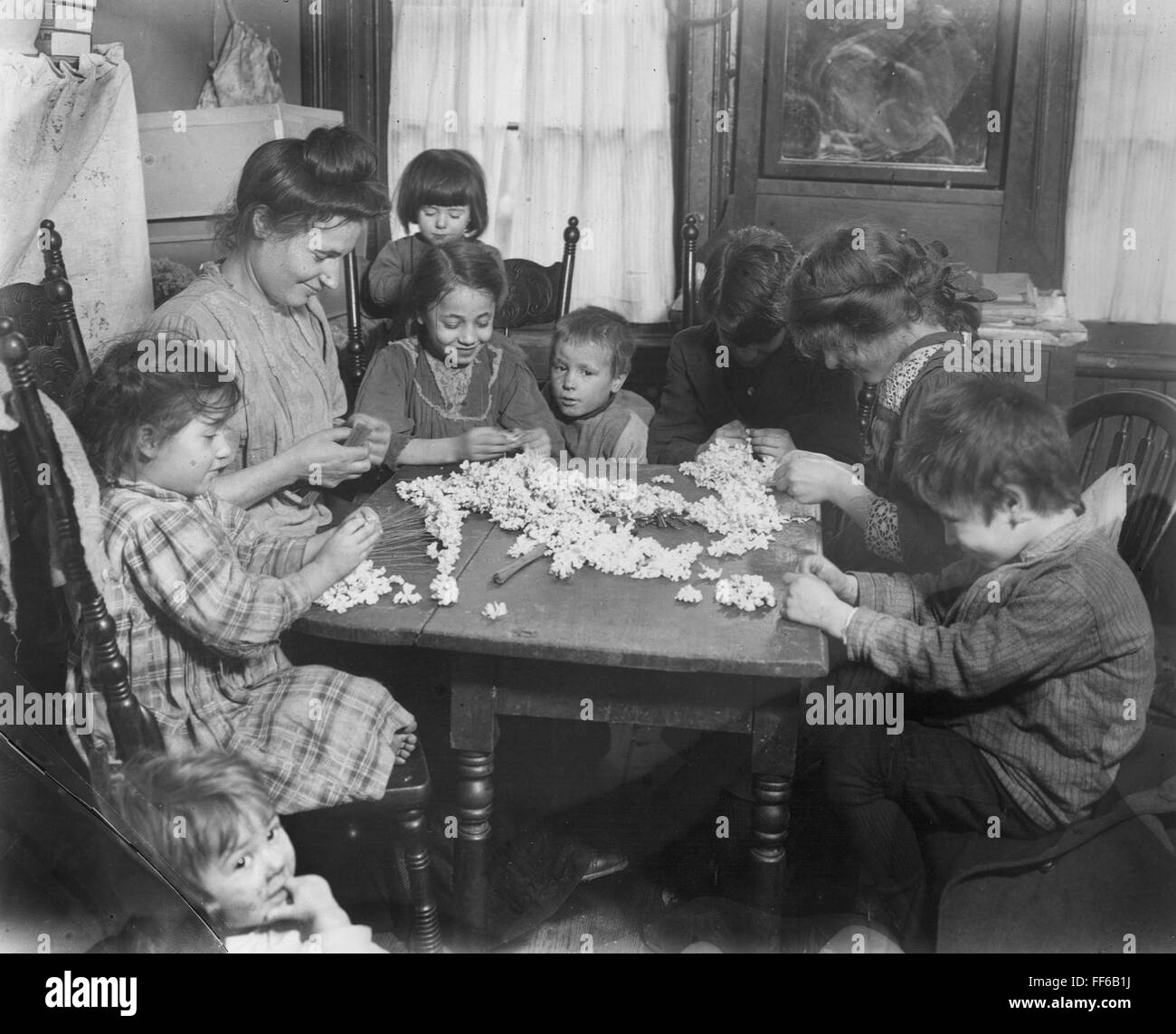 Working class women home early 1900s hi-res stock photography and ...