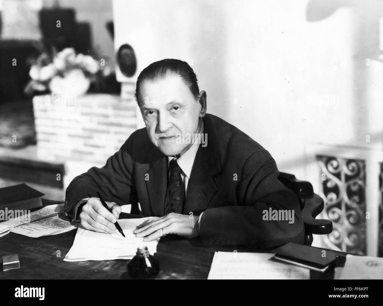 WILLIAM SOMERSET MAUGHAM /n(1874-1965). English novelist and playwright ...