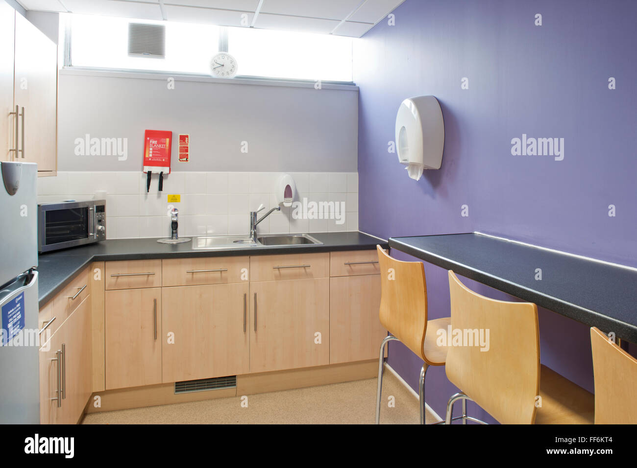 modern office kitchen and breakout area Stock Photo - Alamy