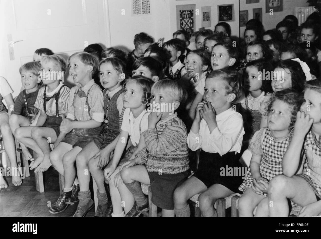 Audience children 1950s hi-res stock photography and images - Alamy
