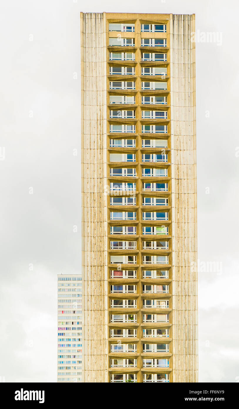 Residential high rise apartment blocks hi-res stock photography and ...