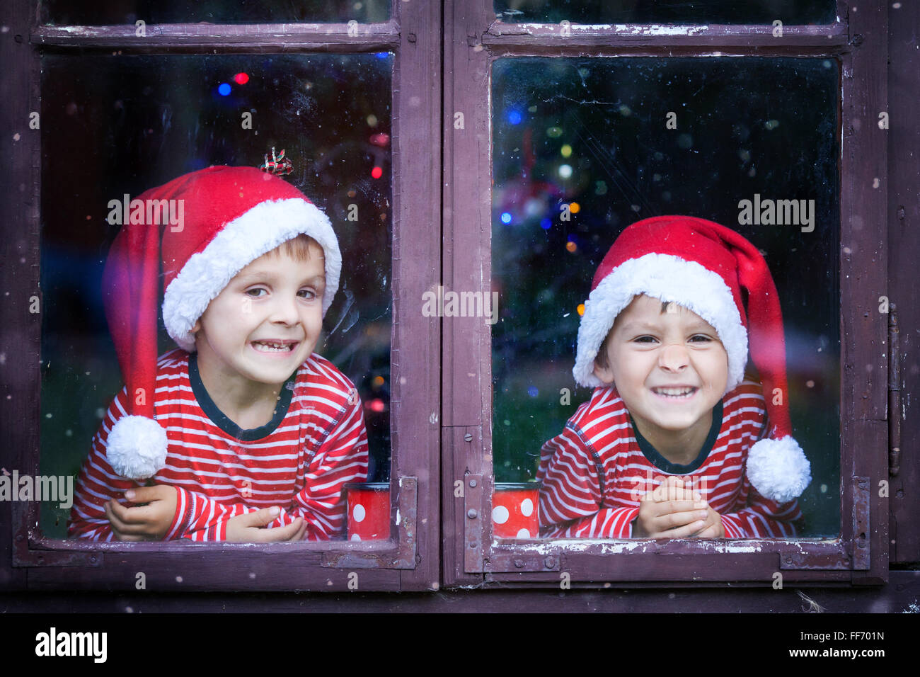 Santa claus looking through window hi-res stock photography and images ...