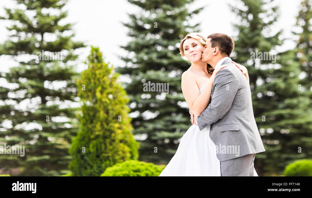 wedding pair hugging and kissing Stock Photo - Alamy