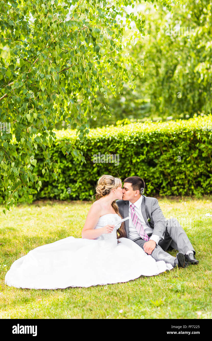 Wedding, Beautiful Romantic Bride and Groom Kissing and Embracing Stock ...