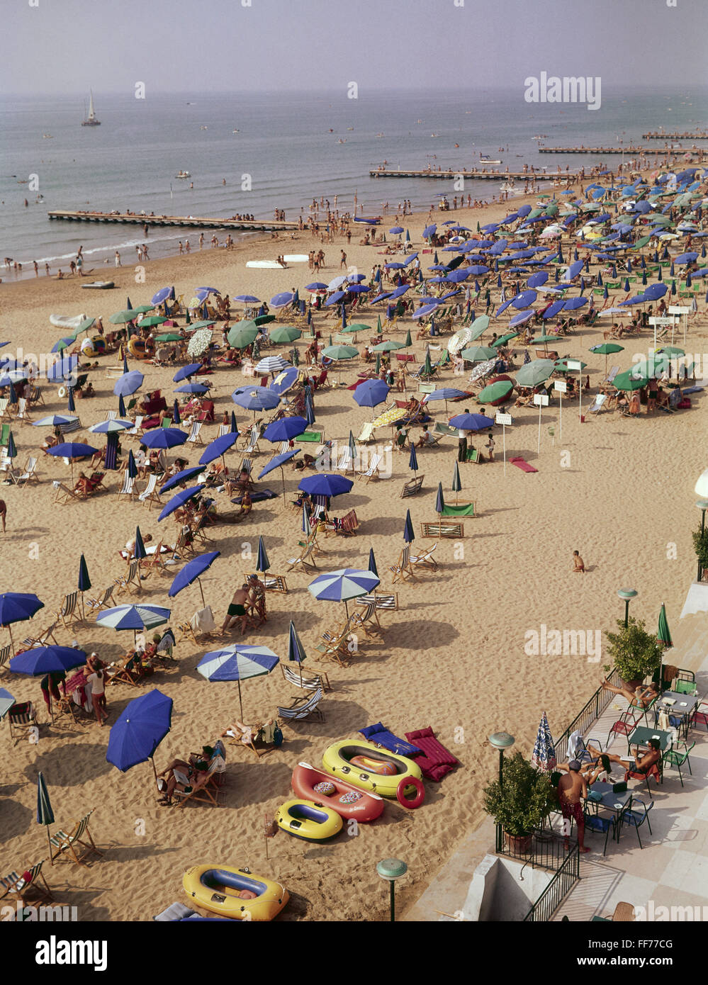 Beach holiday 1970s hi-res stock photography and images - Alamy