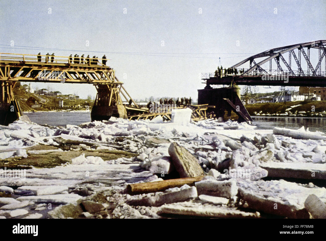 Soviet soldiers bridge hi-res stock photography and images - Alamy