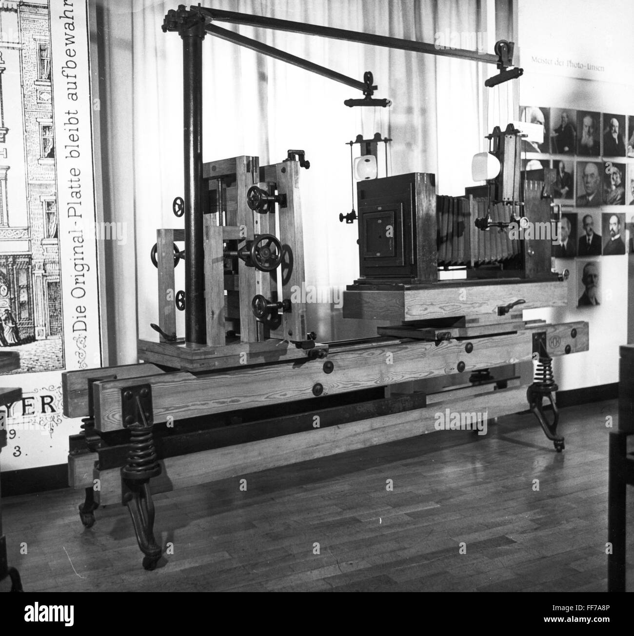 Camera tripod 1910s hi-res stock photography and images - Alamy