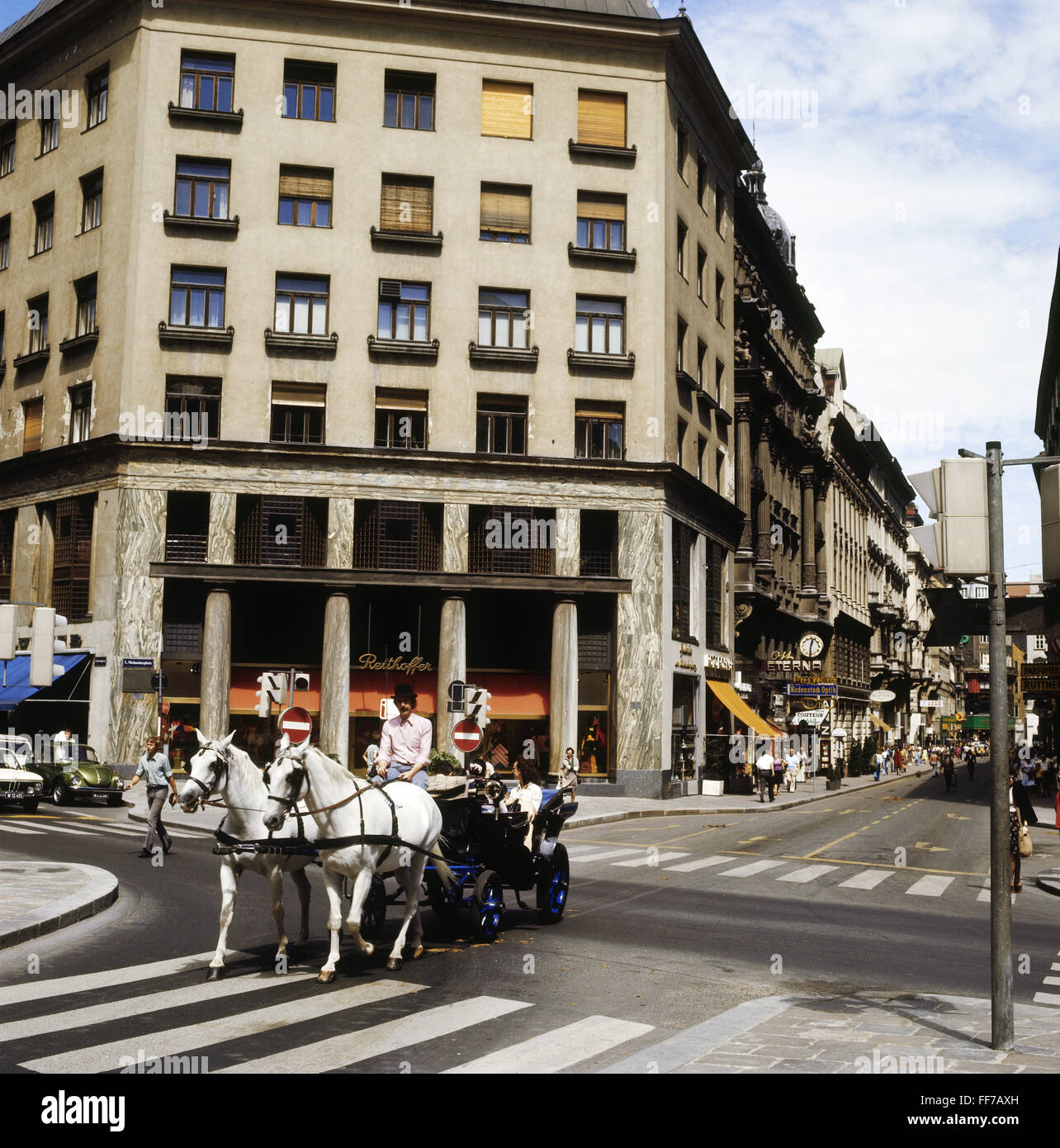 Vienna street scene 1970s hi-res stock photography and images - Alamy