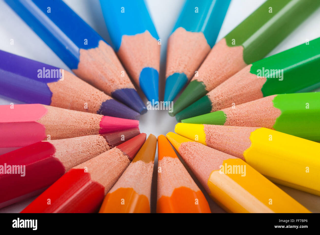 Pencils arrange in color wheel Stock Photo - Alamy