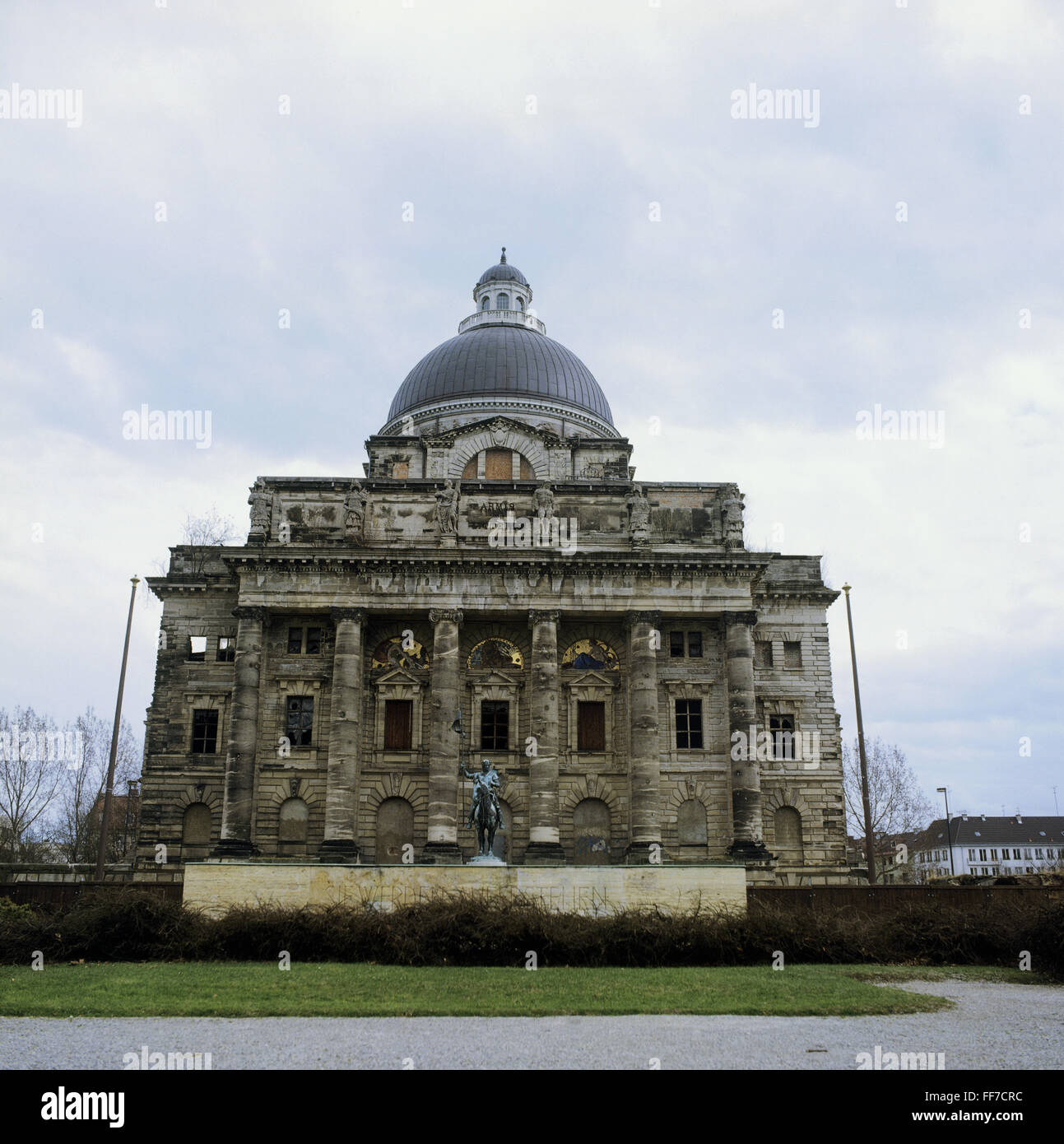 Destroyed buildings 1945 hi-res stock photography and images - Alamy