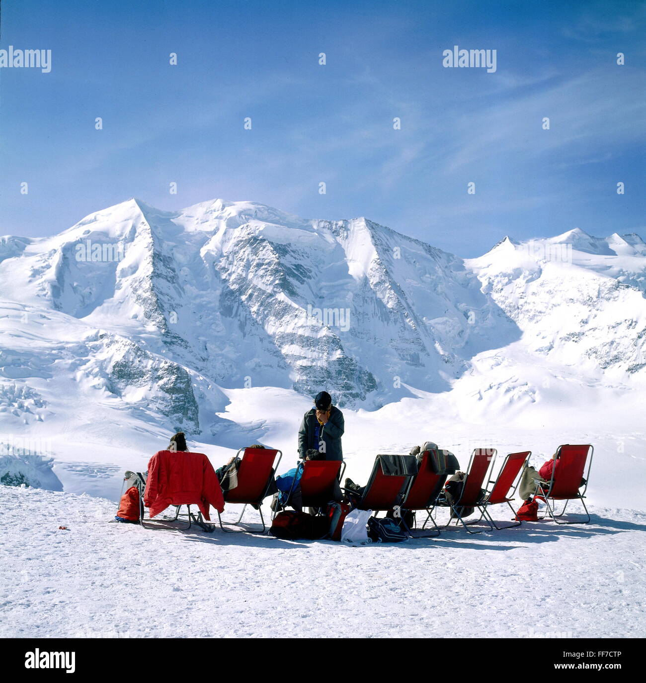 sports, winter sports, skiing, sun terrace with sun-loungers, tourists ...