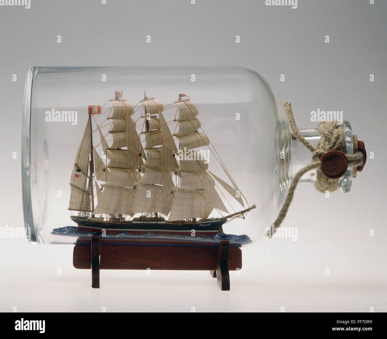 Ship in bottle hi-res stock photography and images - Alamy