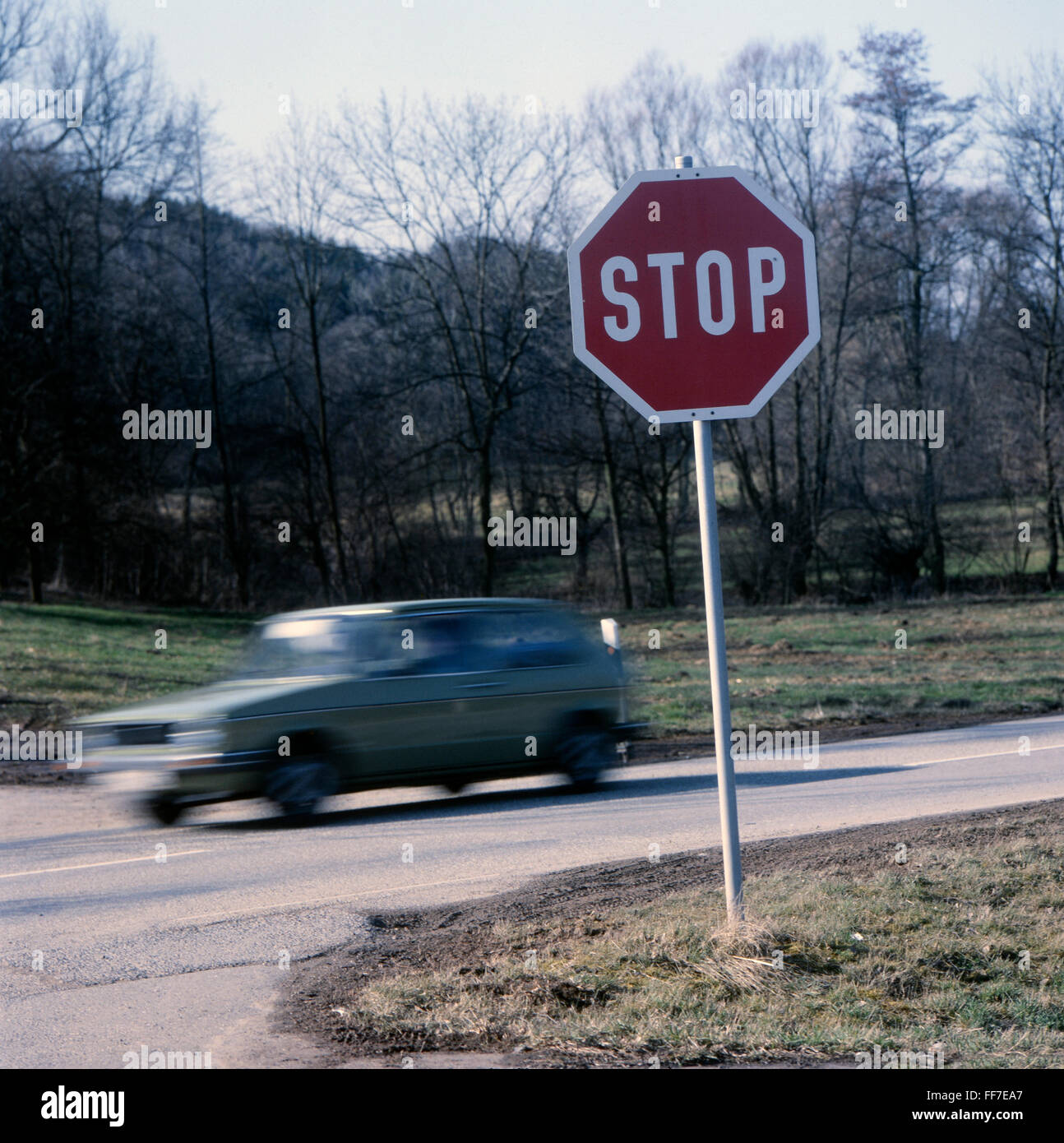 Flow regulation traffic signs hi-res stock photography and images - Alamy