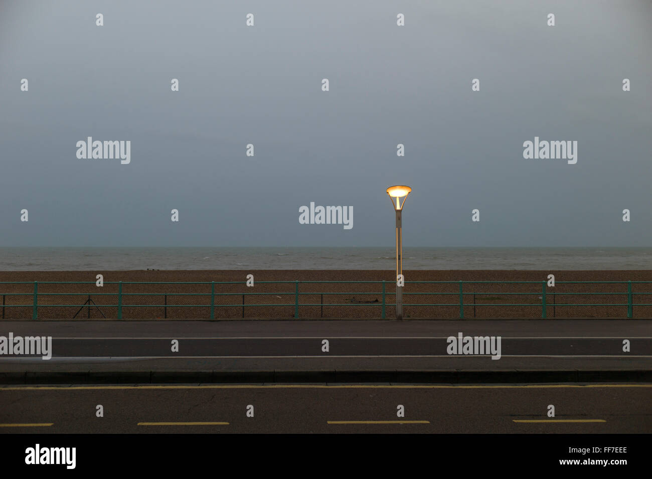 Lone streetlight hi-res stock photography and images - Alamy