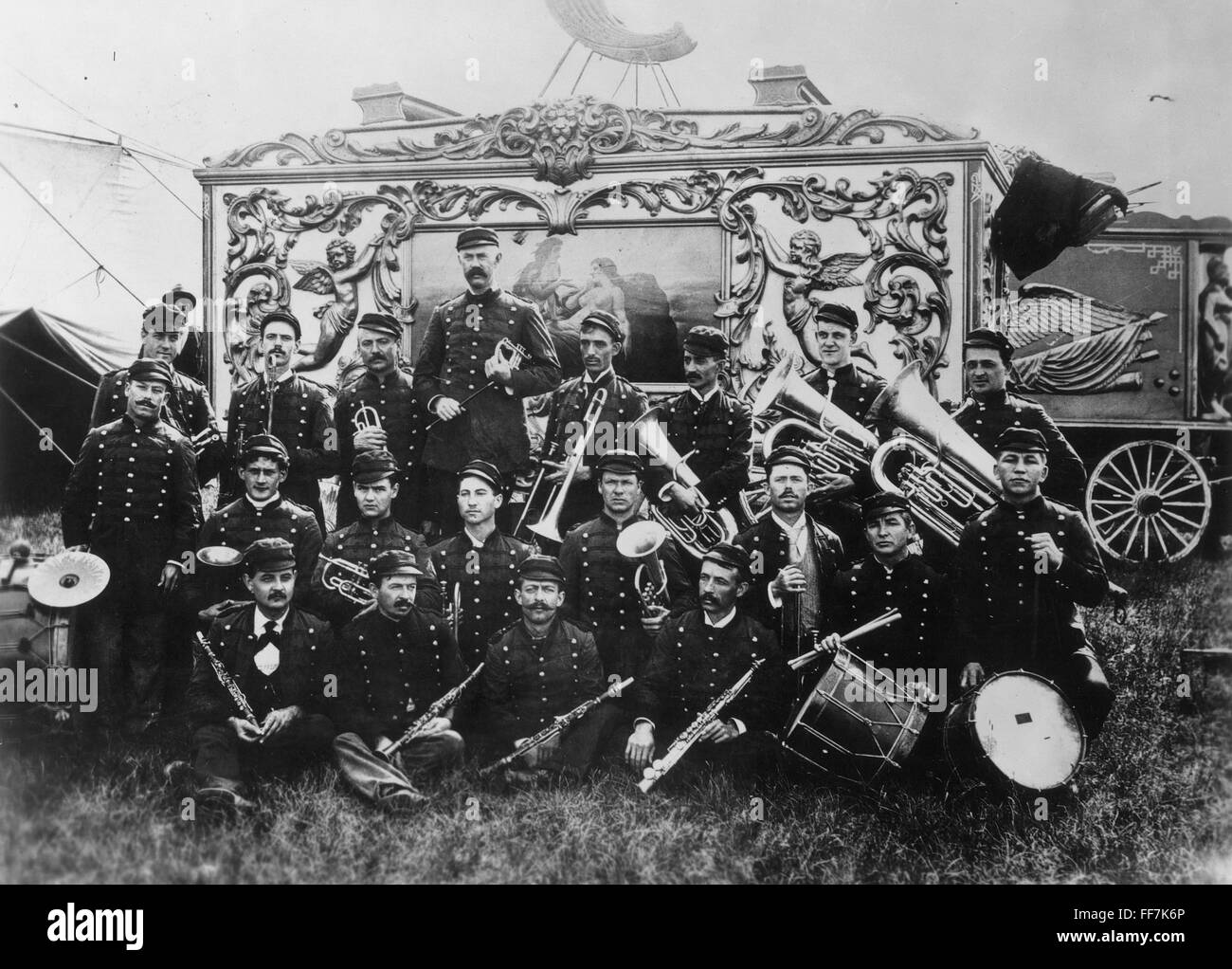 CIRCUS BAND, 1900. /nAn American circus band and bandwagon, c1900 Stock ...